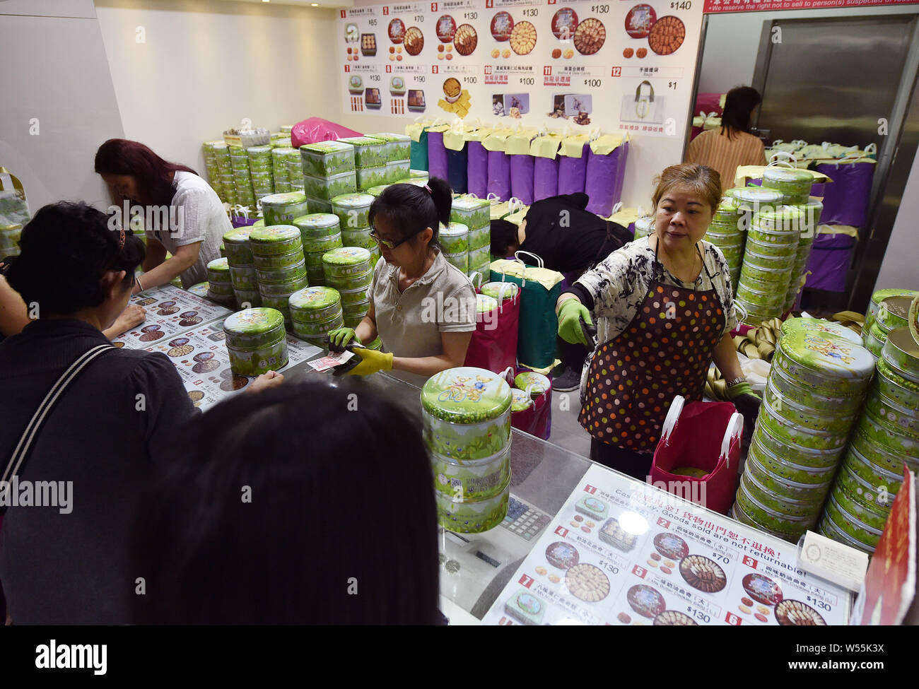 --FILE--Chinese tourists and daigou, surrogate shoppers who buy ...