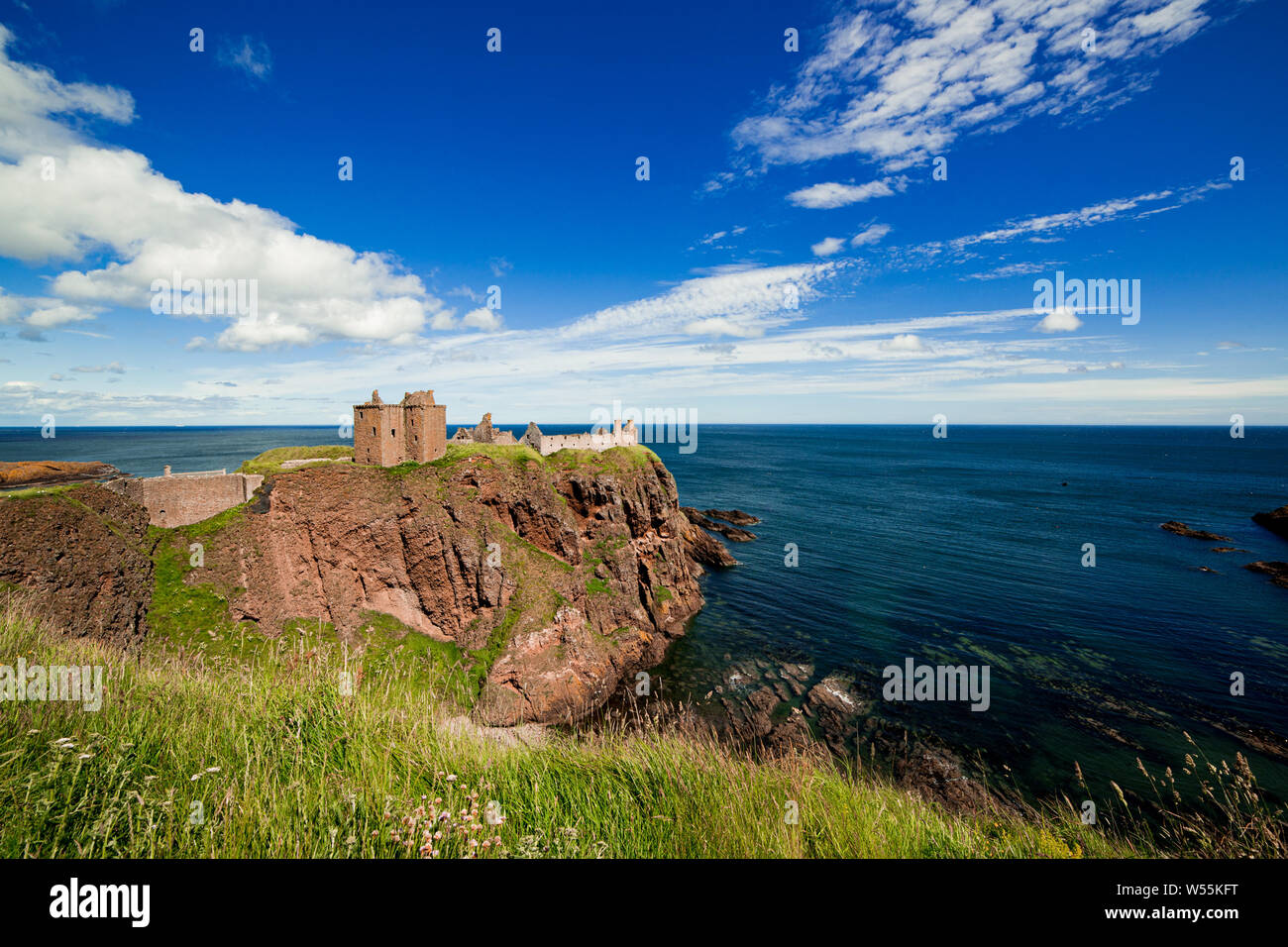 Scotland scottish medieval castles coast uk hi-res stock photography ...
