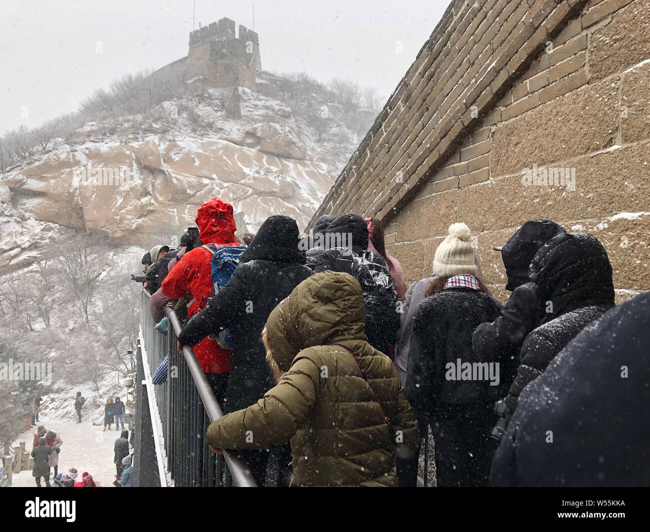 Crowds of Chinese tourists visit the Badaling Great Wall in heavy ...