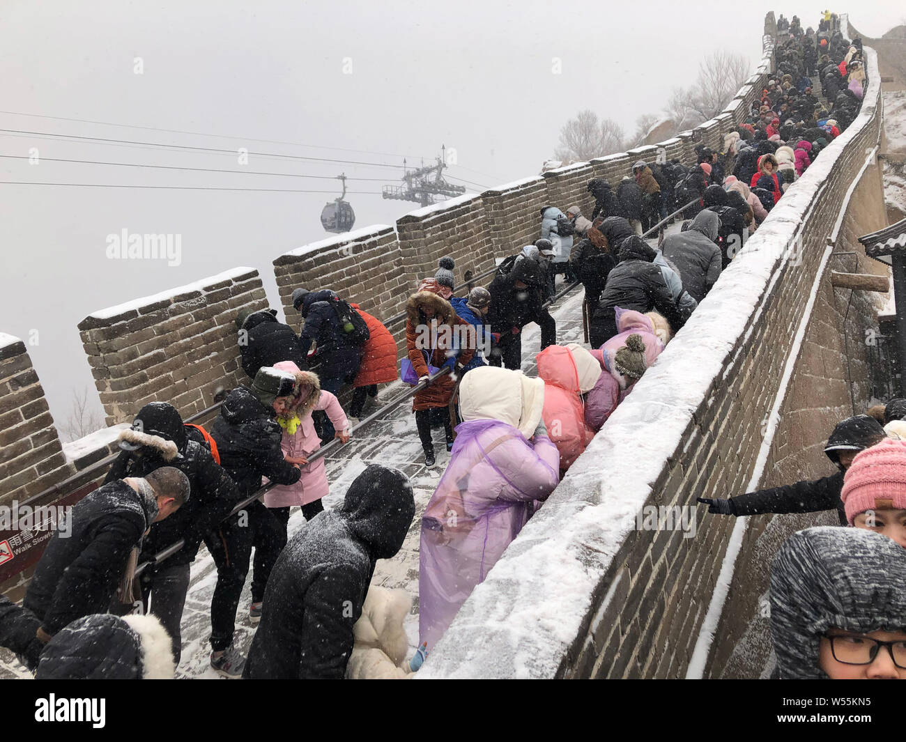Crowds of Chinese tourists visit the Badaling Great Wall in heavy ...