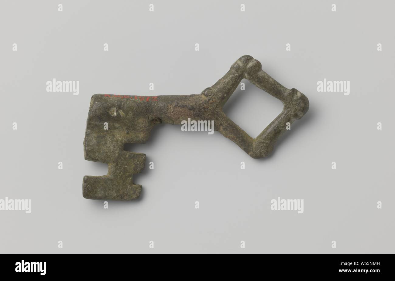 39 keys, Key with eye consisting of a square with an angle on a short ...