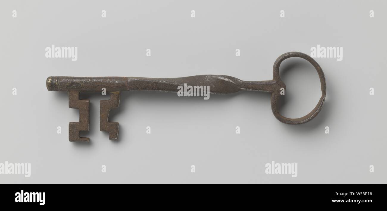 Key with bean-shaped eye. The four-sided handle is rotated half a turn ...