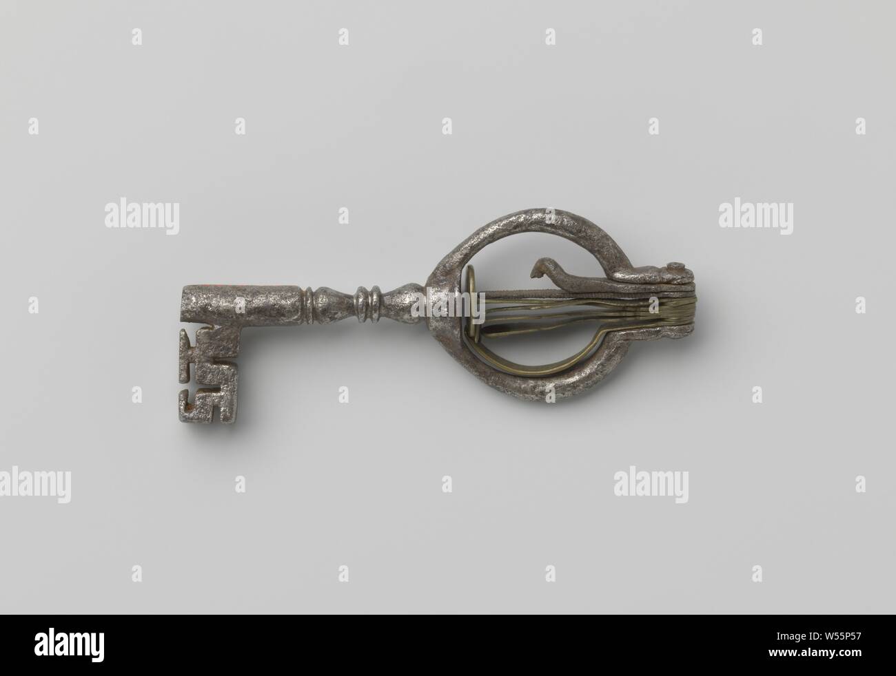 Key with a travel and smoke set in the round handle, Including pipe ...