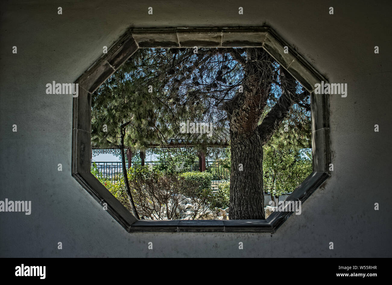 Chinese style window frame hi-res stock photography and images - Alamy