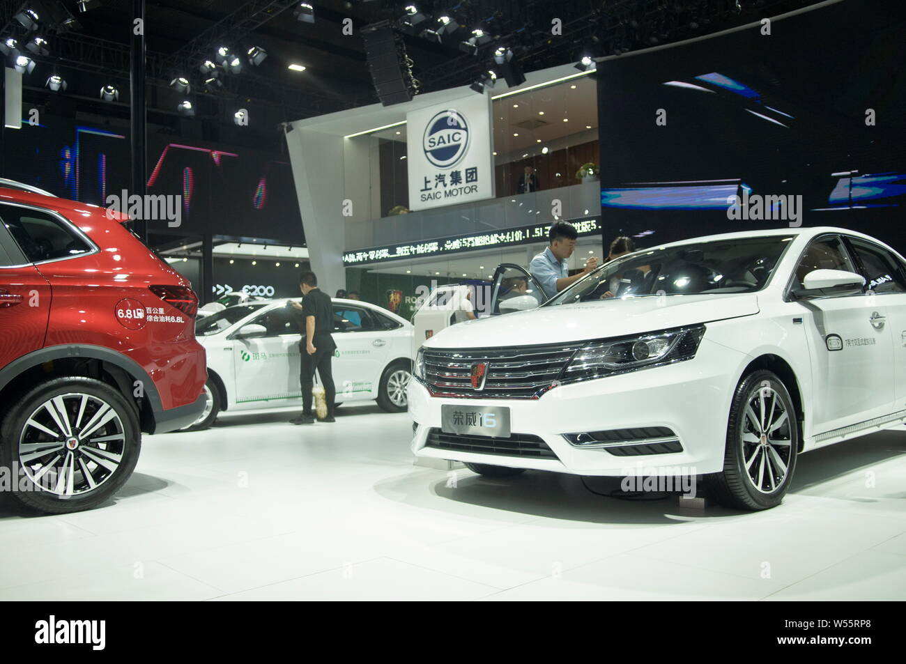 --FILE--People visit the stand of SAIC Motor during the 16th China ...