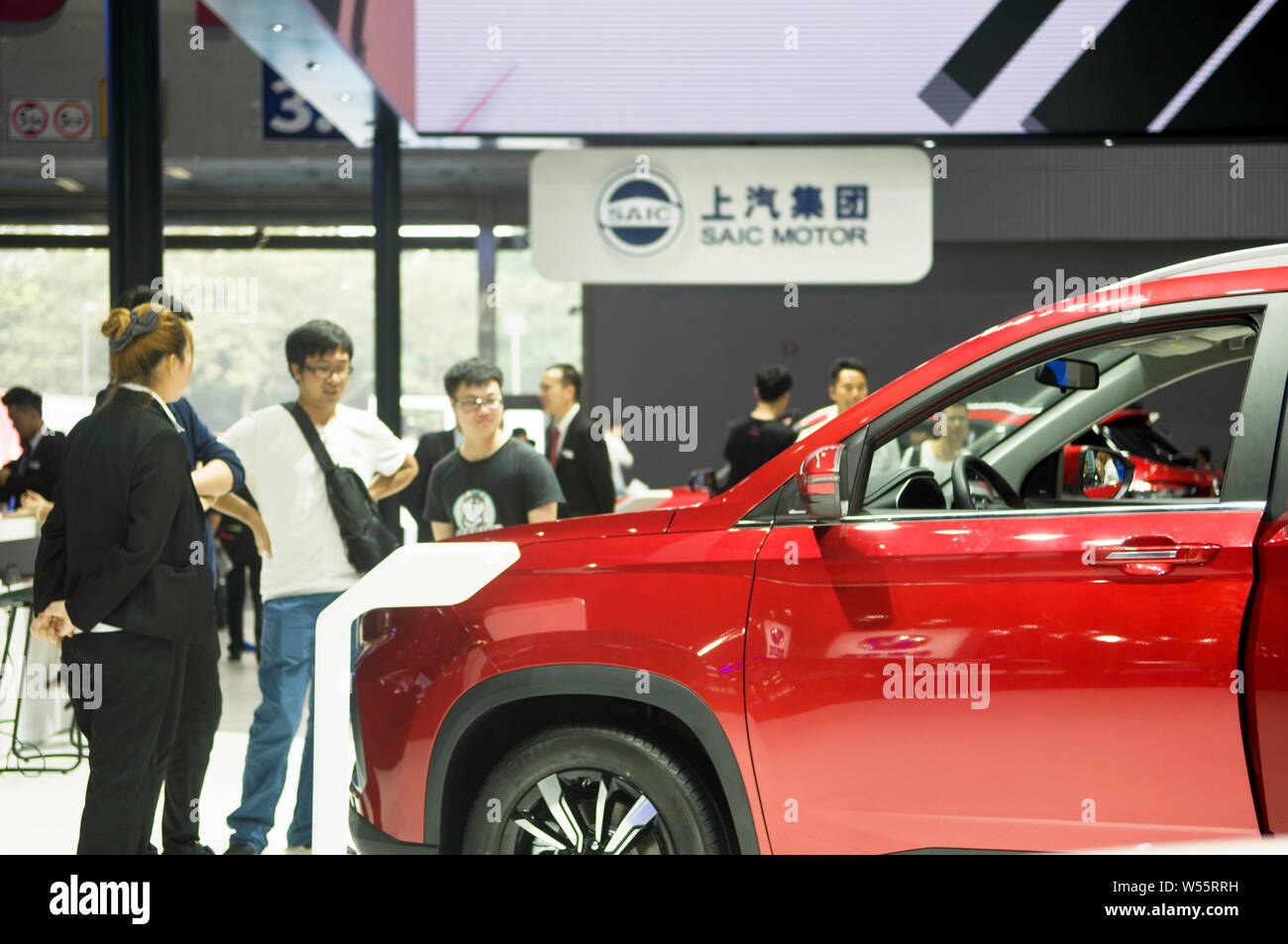 --FILE--People visit the stand of SAIC Motor during the 16th China ...