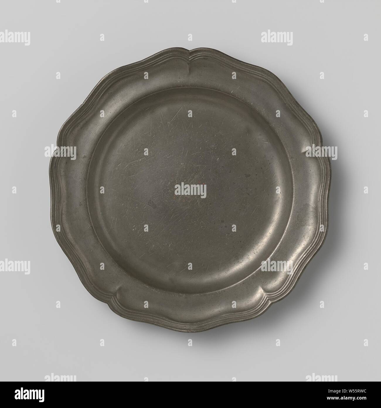 Scalloped edge plate hi-res stock photography and images - Alamy