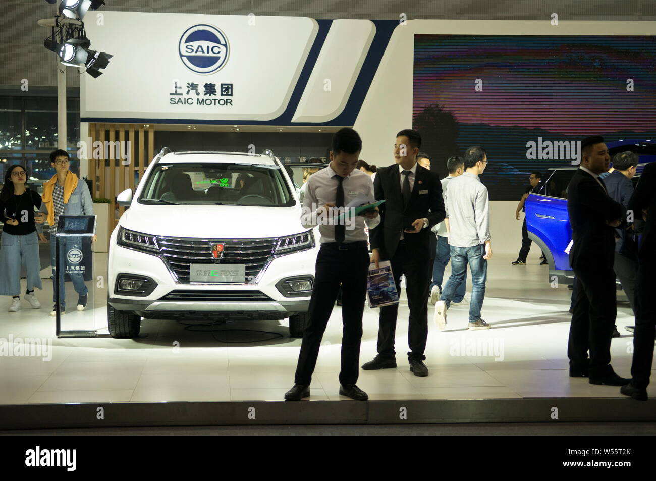 --FILE--People visit the stand of SAIC Motor during the 16th China ...