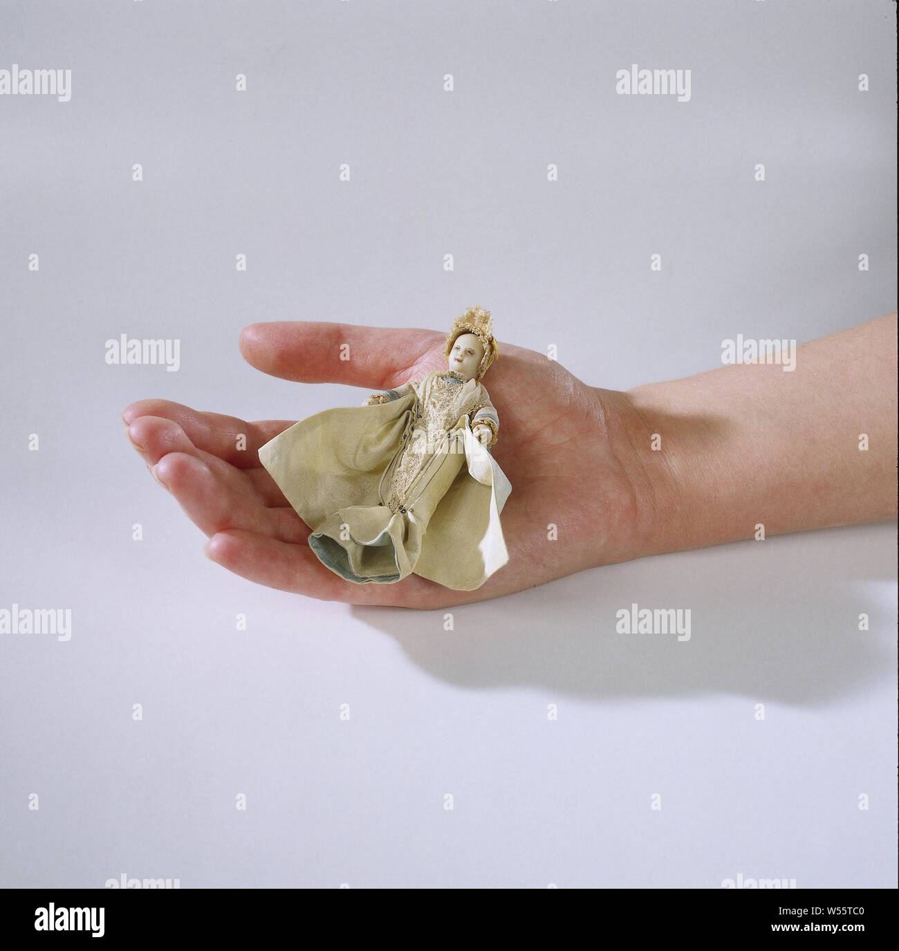 Fontange cap hi-res stock photography and images - Alamy