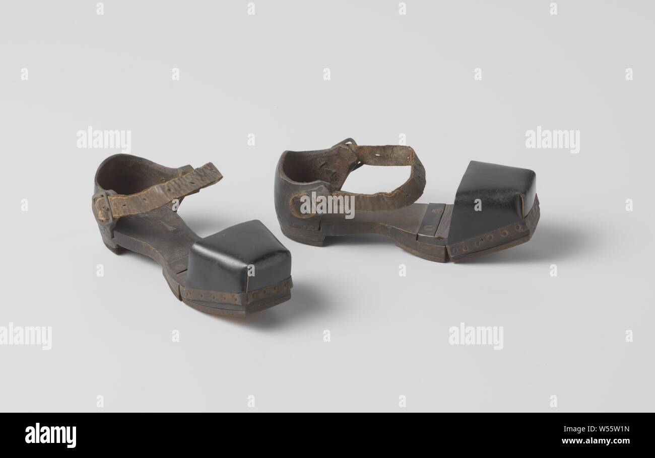 Shoe or shoe with wooden soles pivoting in the bend of the foot, front ...