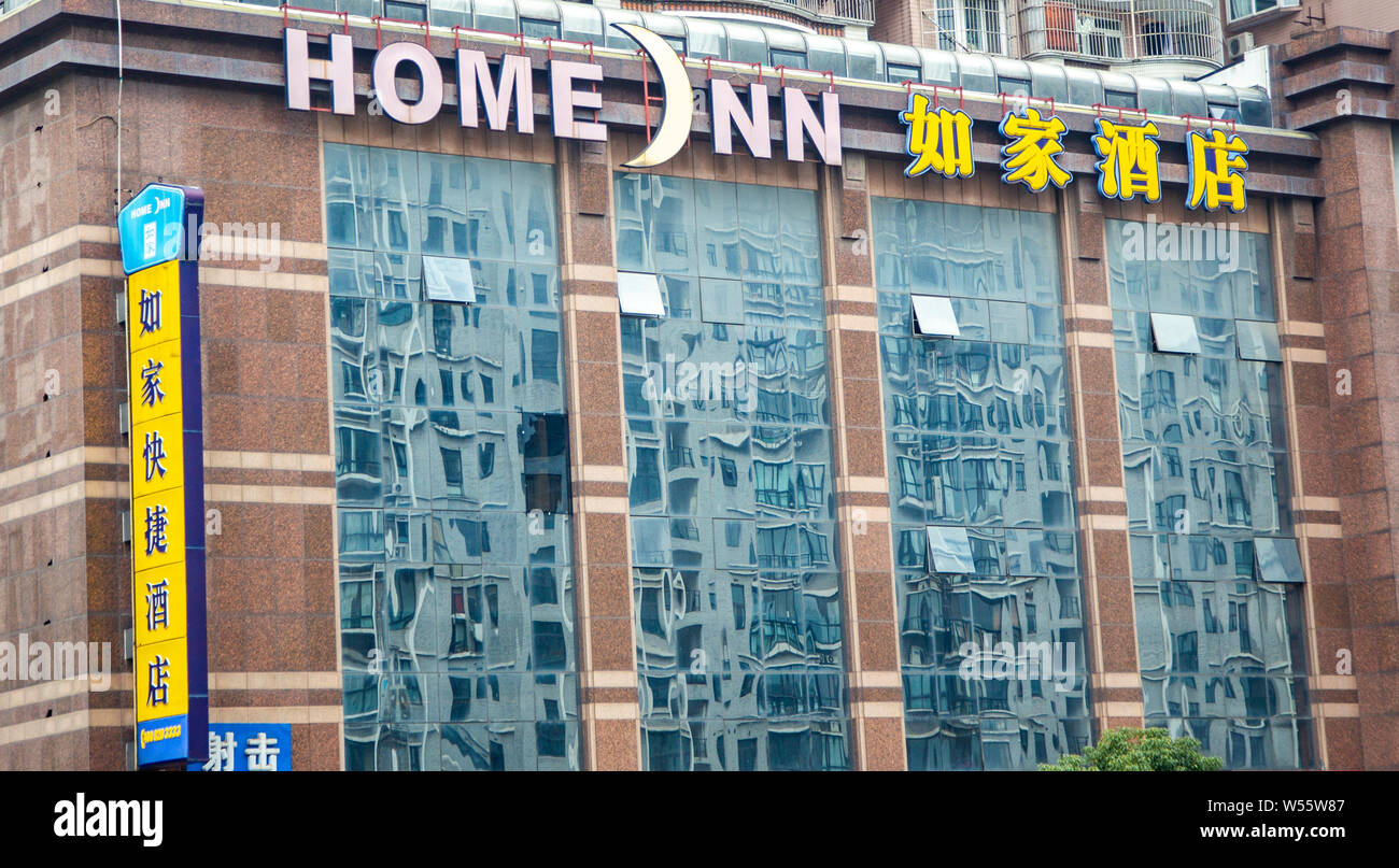 Giant inn hi-res stock photography and images - Alamy