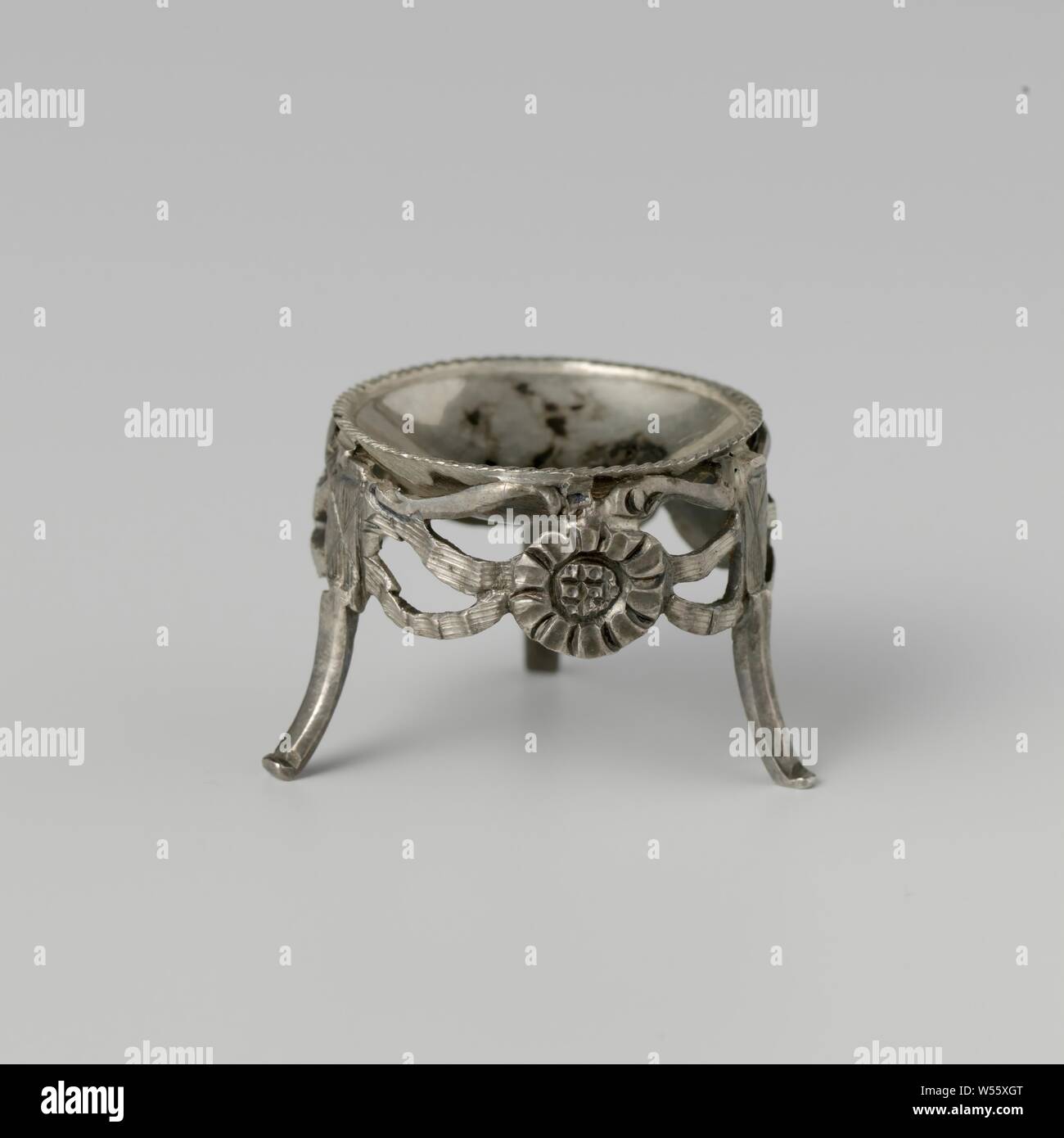 Salt vessel, Salt vessel on three outwardly bent legs. Between the legs ...