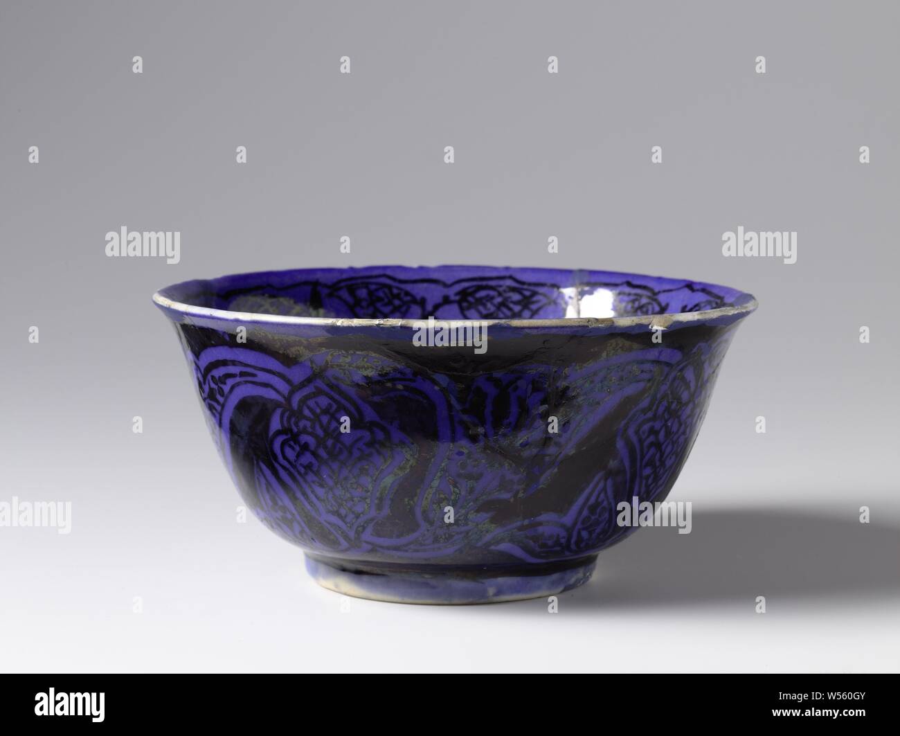 Bowl with a medallion and floral motifs, Bowl of quartz fritware ...