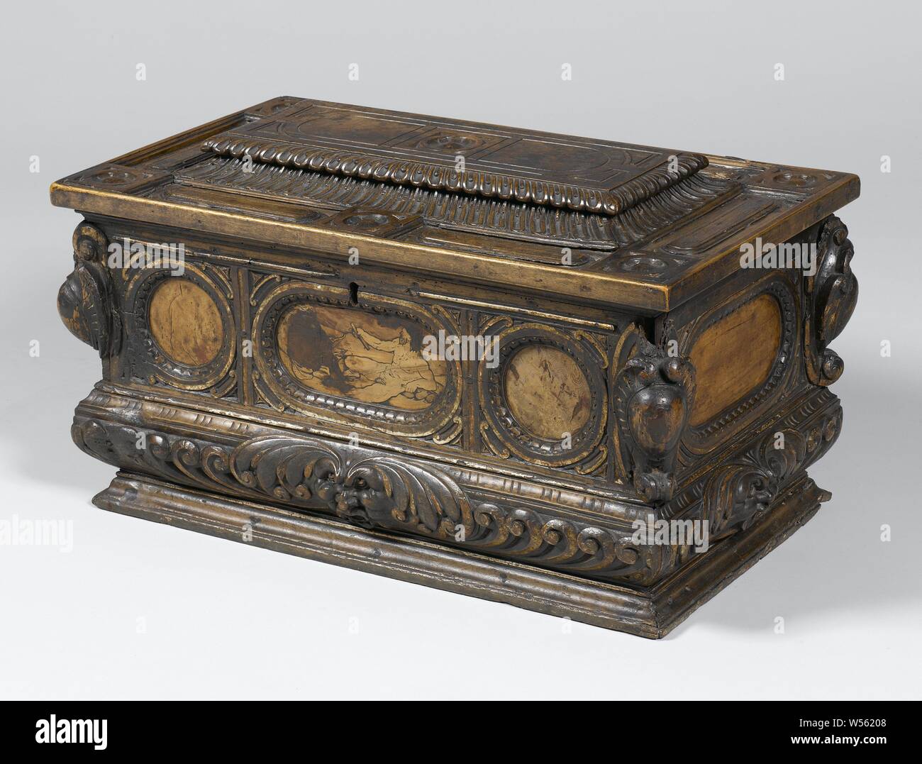 Shields wall interior hi-res stock photography and images - Alamy