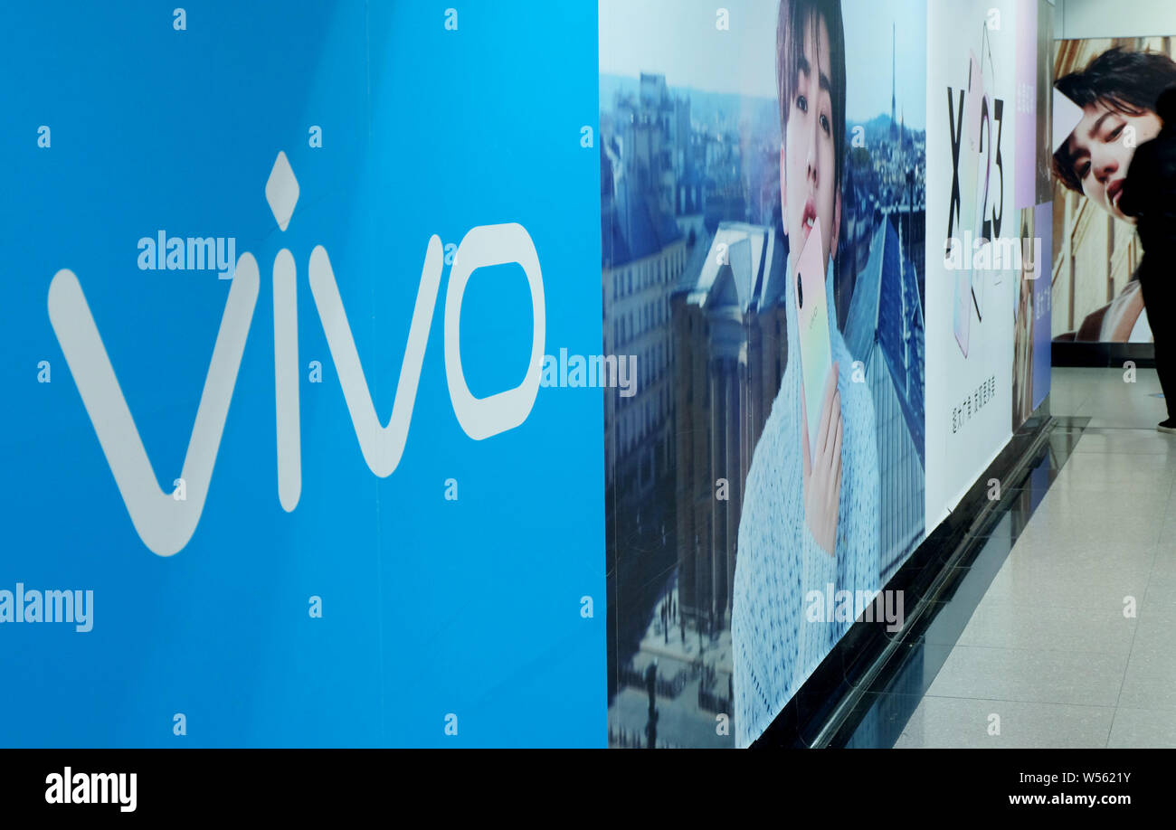 Vivo smartphone 2019 hi-res stock photography and images - Alamy