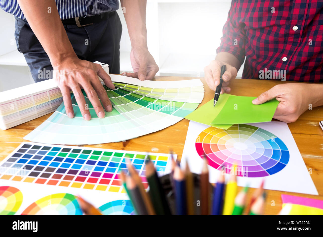 Graphic designers choose green tones from the color bands to design ... Graphic designers choose green tones from the color bands to design ...