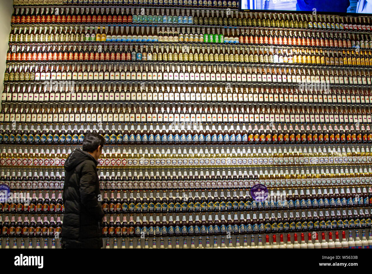 The beer lady shanghai hi-res stock photography and images - Alamy