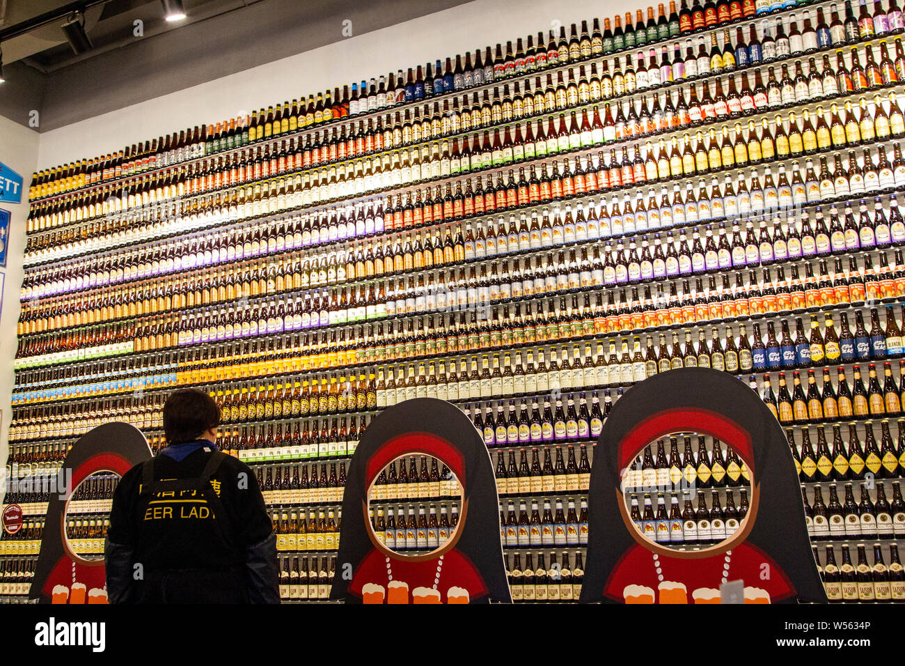 The beer lady shanghai hi-res stock photography and images - Alamy