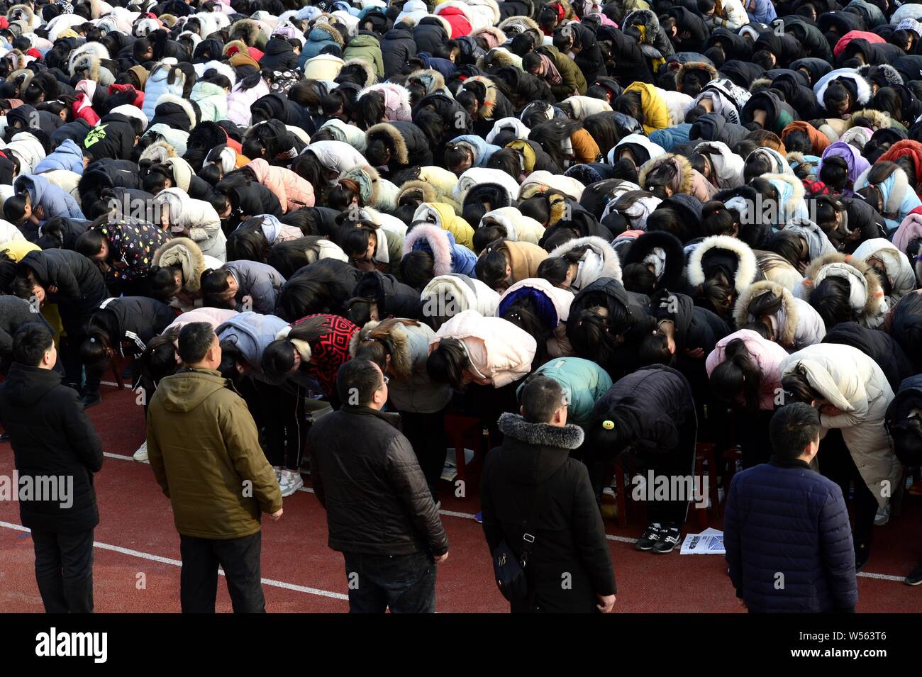 Chinese students gather in a mass rally for the upcoming annual college ...