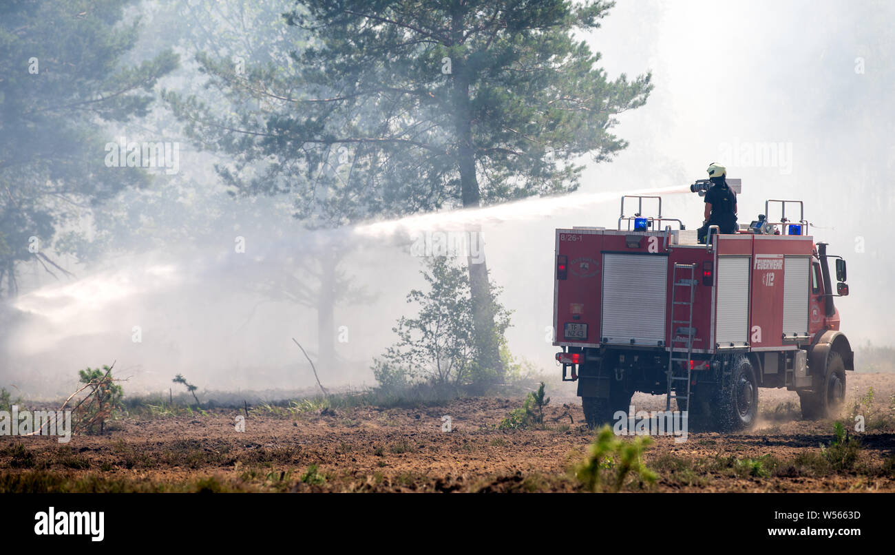 Jüterbog, Brandenburg, Germany. 26th July 2019. Firefighters extinguish ...