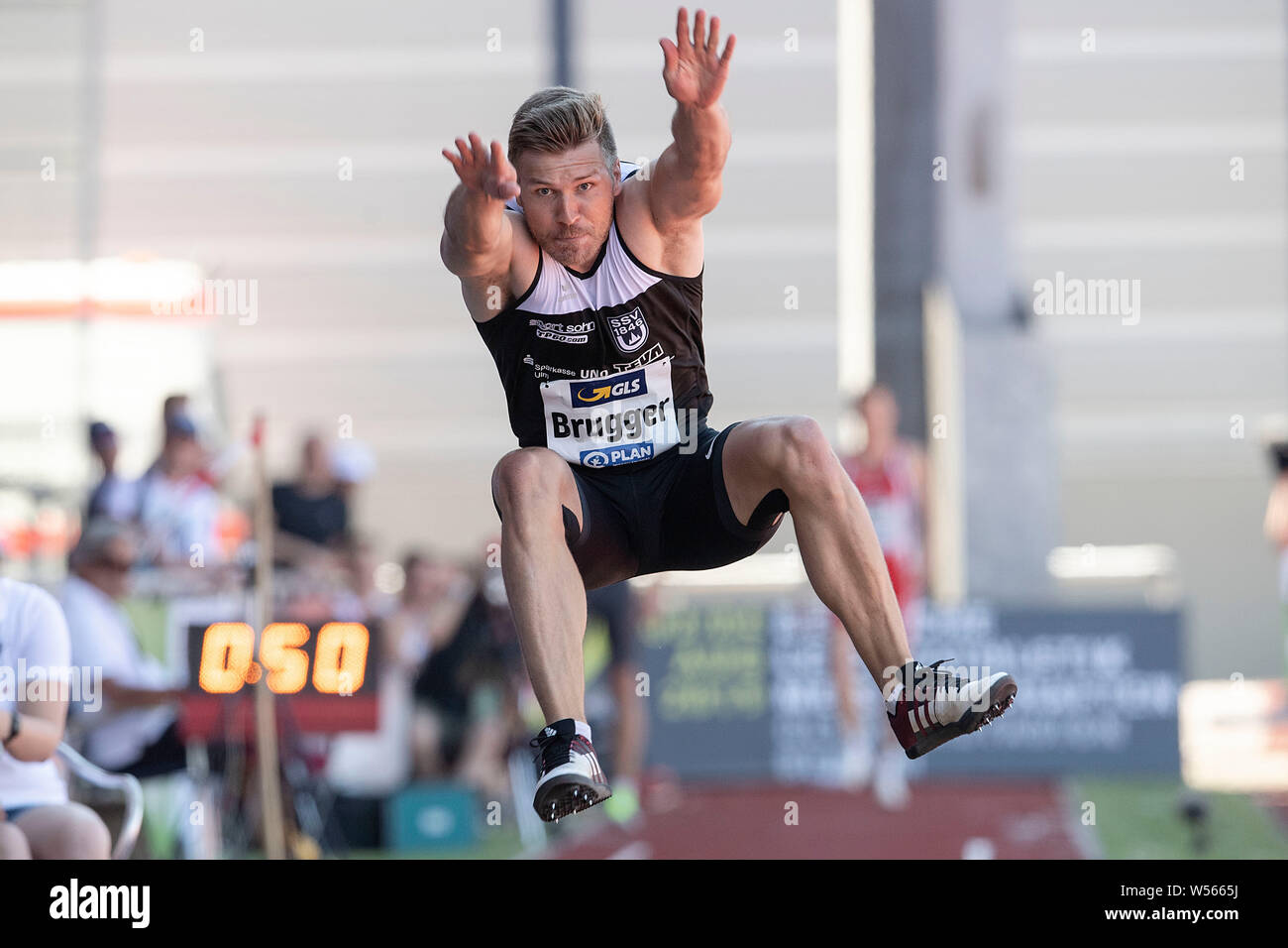 Long jump athletics hi-res stock photography and images - Alamy