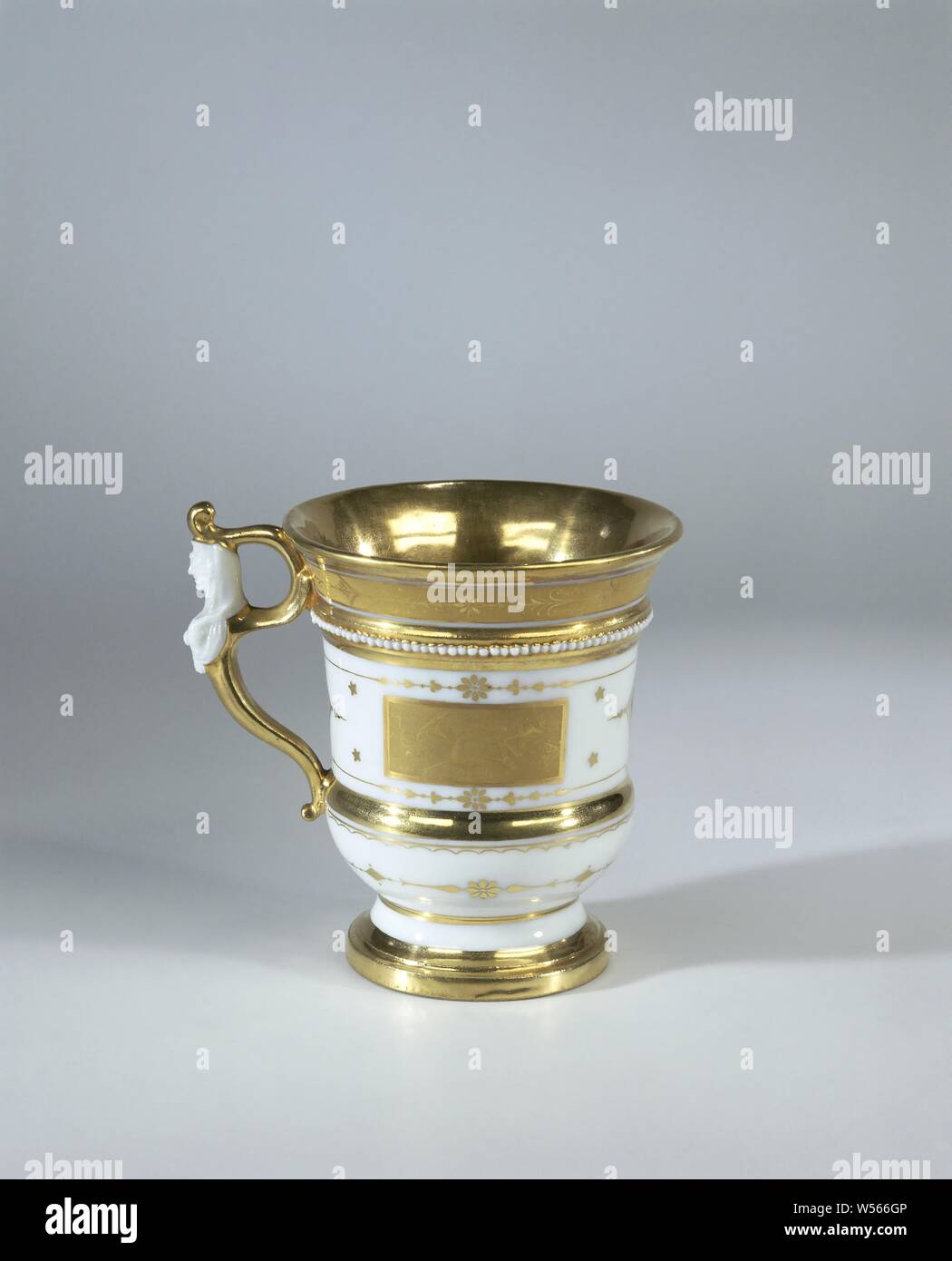 Box shaped musical instruments hi-res stock photography and images - Alamy