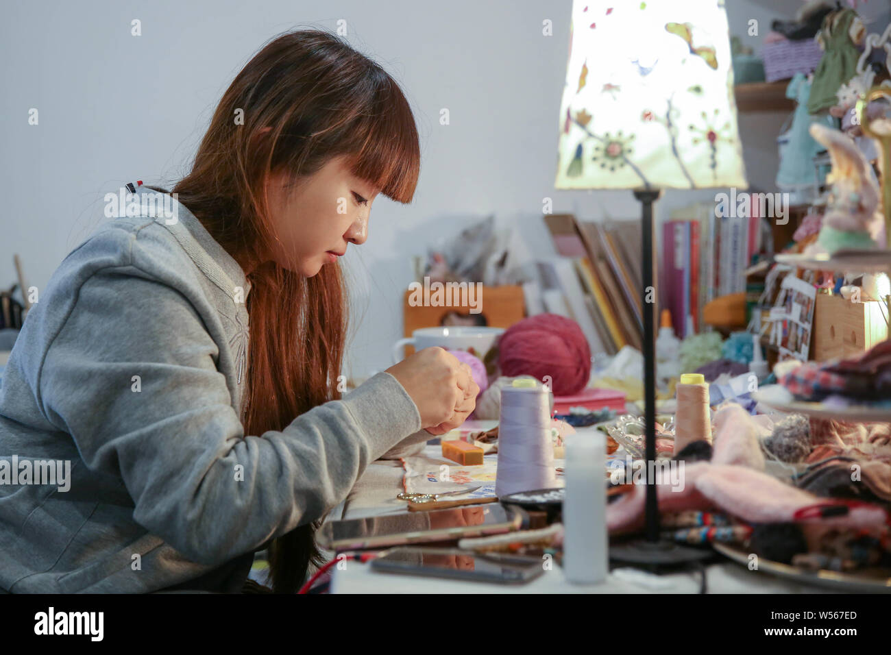 Smallest girl hi-res stock photography and images - Alamy