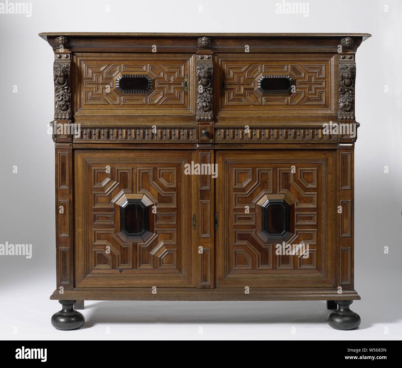 Middle drawer divides hi-res stock photography and images - Alamy