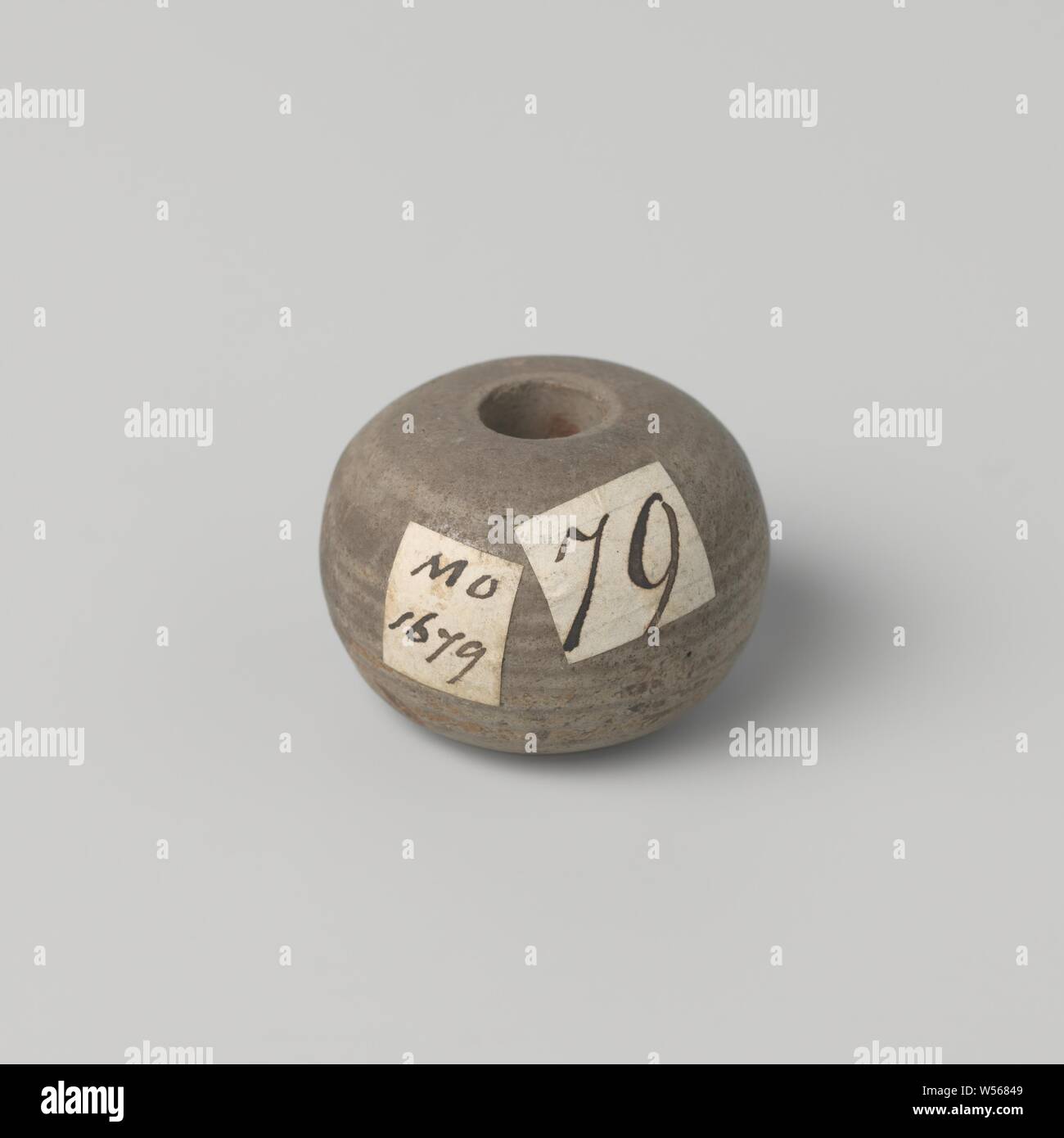 Spinning stone, Spinning stone of stoneware. A band of incised lines on ...