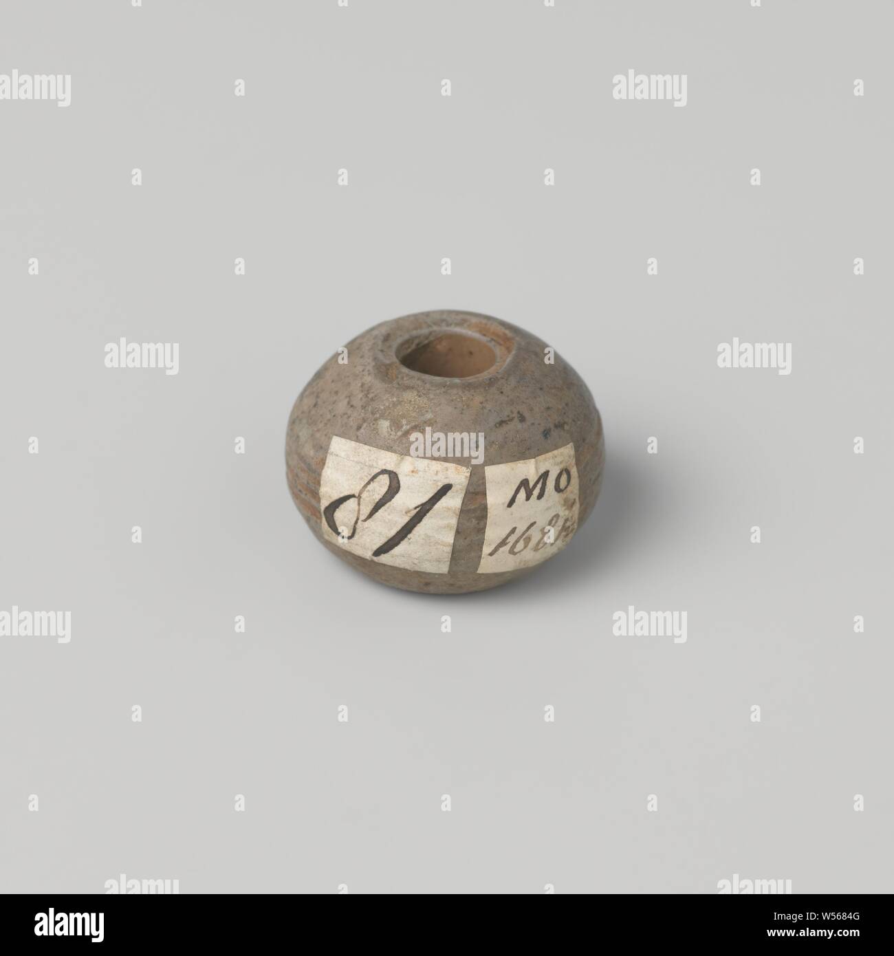 Spinning stone, Spinning stone of stoneware. A band of incised lines on ...