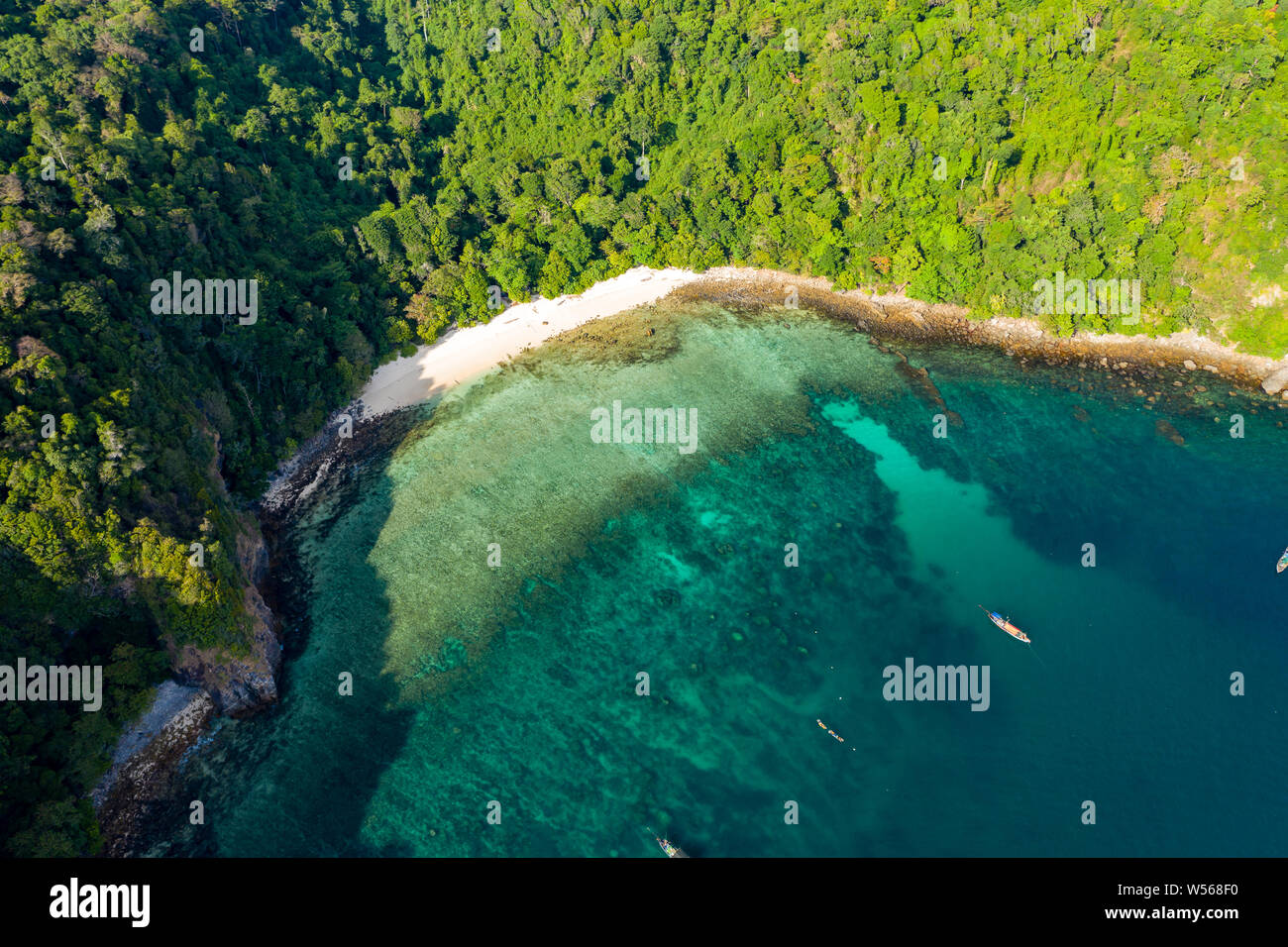 Small green island aerial hi-res stock photography and images - Alamy