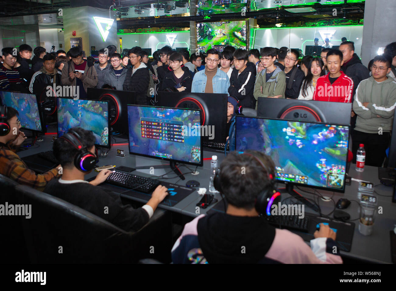 --FILE--Young people compete in the online game League of Legends (LOL ...