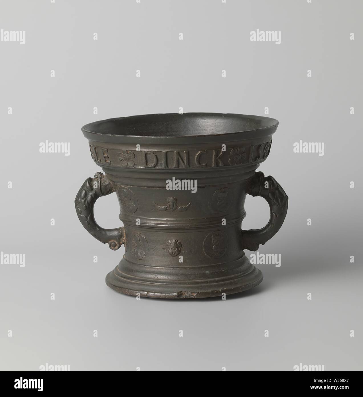 Round head dolphin hi-res stock photography and images - Alamy