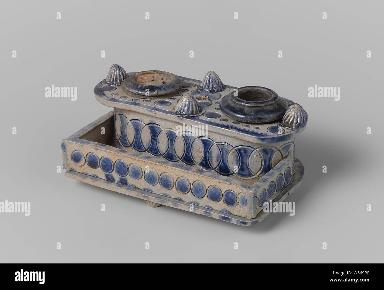 Ink stand with circles, Ink set of stoneware on three low feet, with a ...