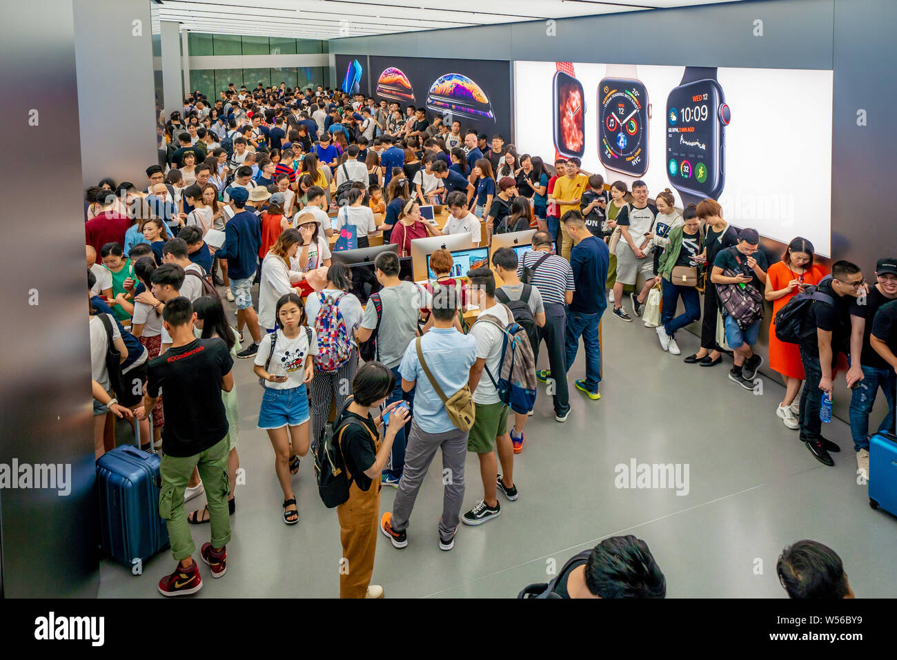 --FILE--Customers crowd an Apple Store in Hong Kong, China, 23 ...