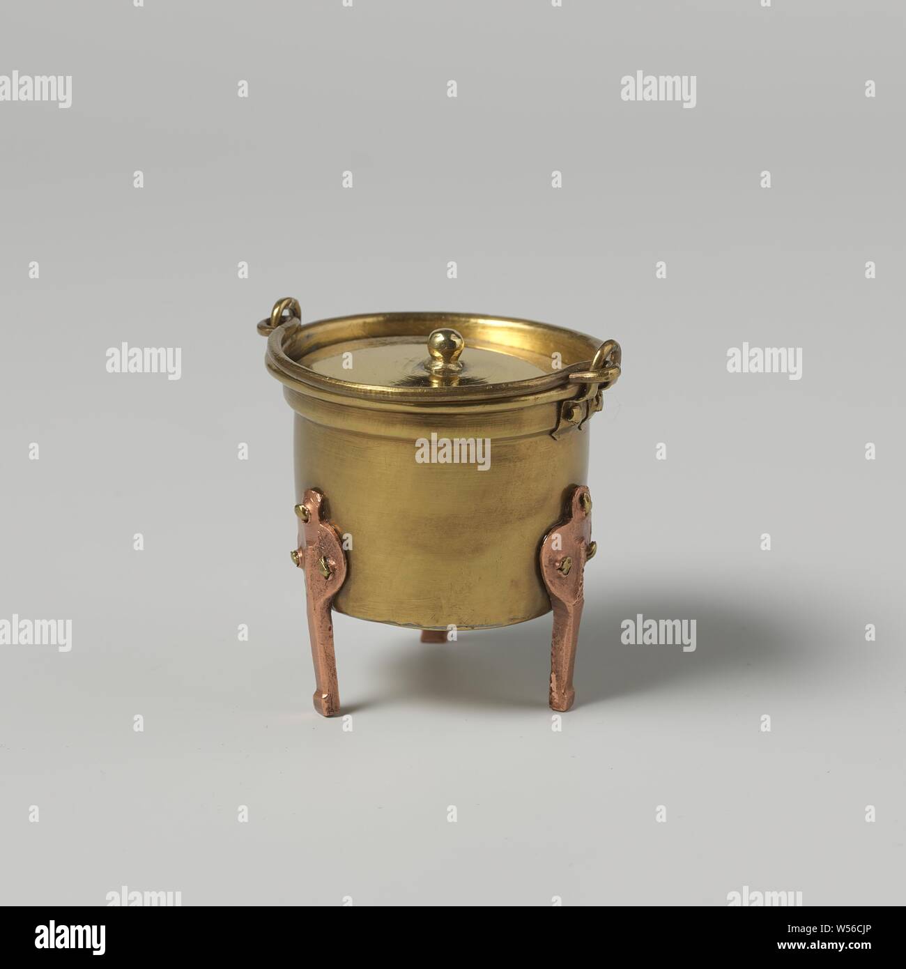 Three legged stew pot hi-res stock photography and images - Alamy