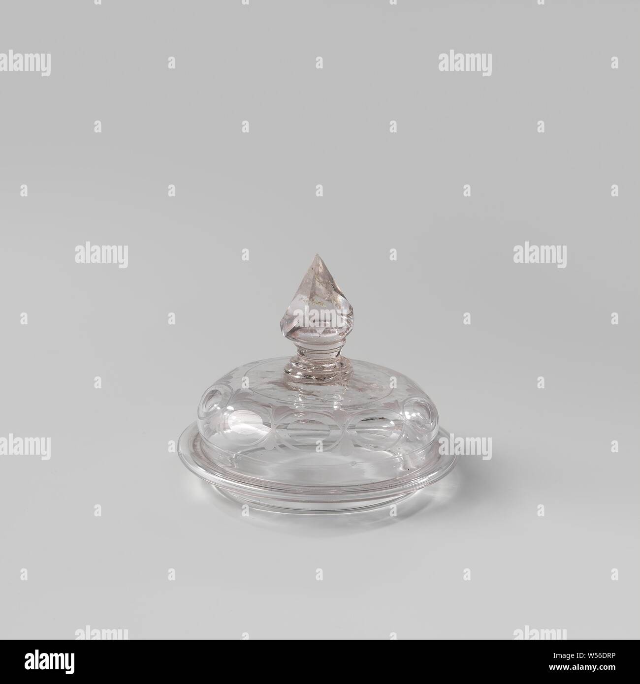 Lid of a jar, Lid of a jar with a bent foot edge and flat top. The ...