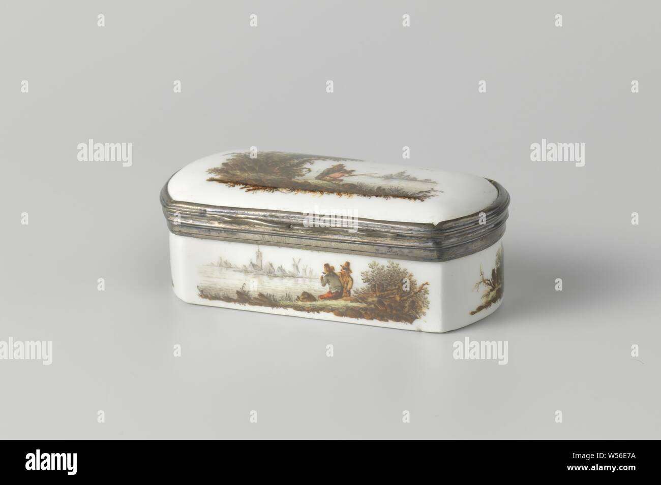 Porcelain snuff box hi-res stock photography and images - Alamy