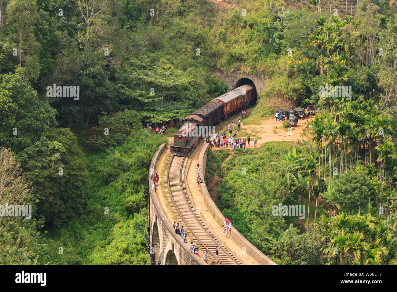 Train from Kandy to Ella crossing the Nine Arch Bridge Stock Photo - Alamy