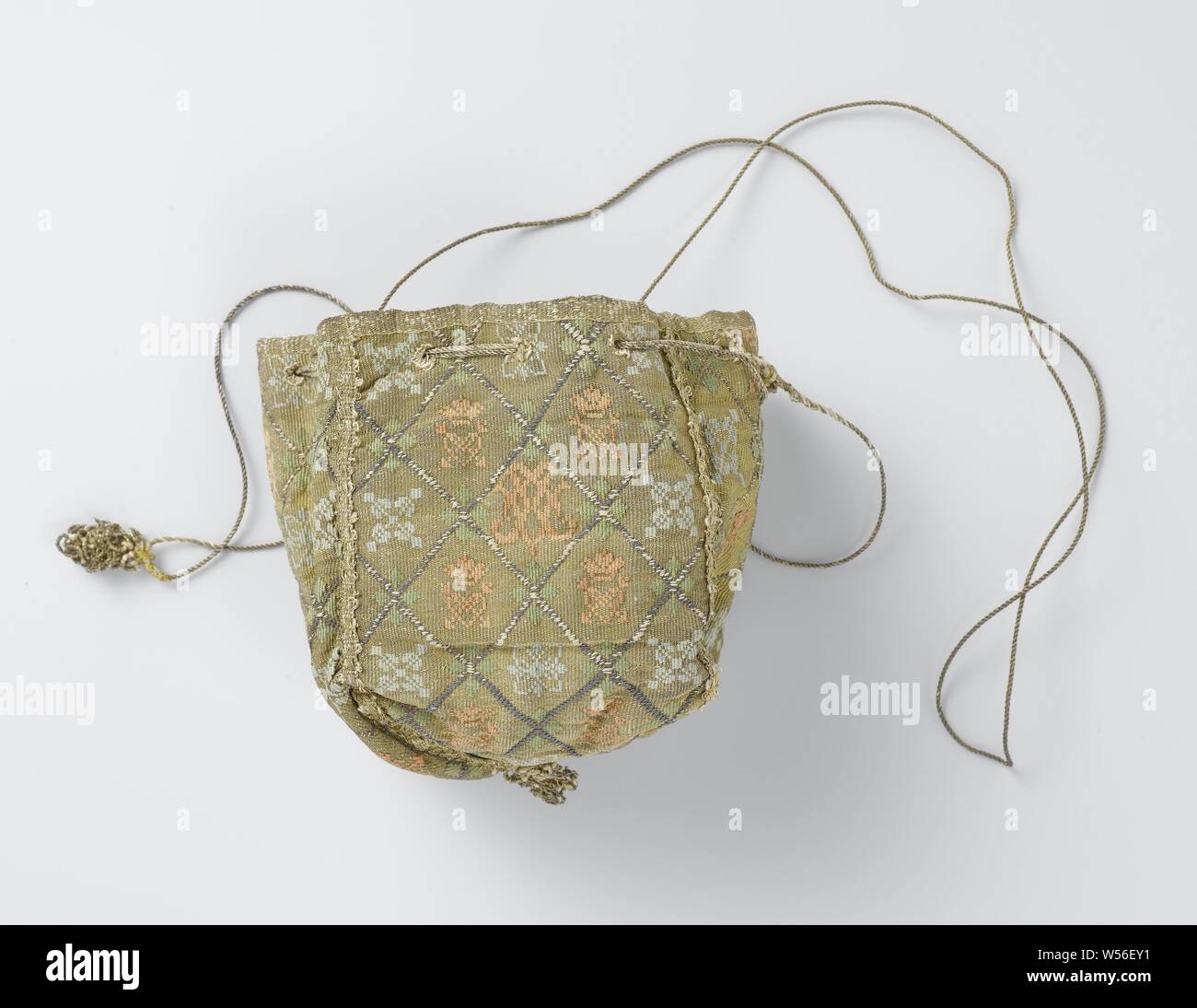 Shield arrows hi-res stock photography and images - Alamy