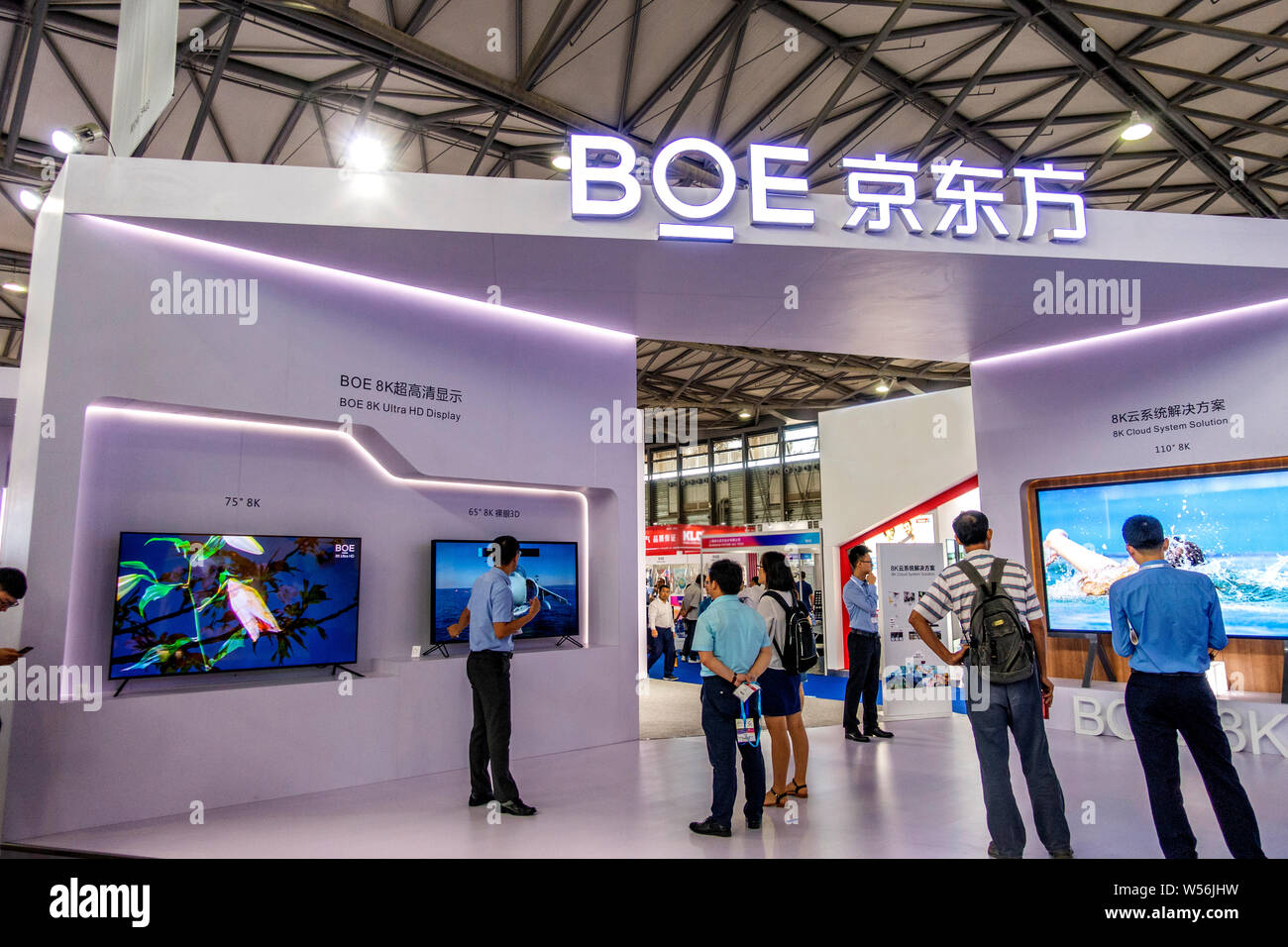 Flexible screen hi-res stock photography and images - Alamy