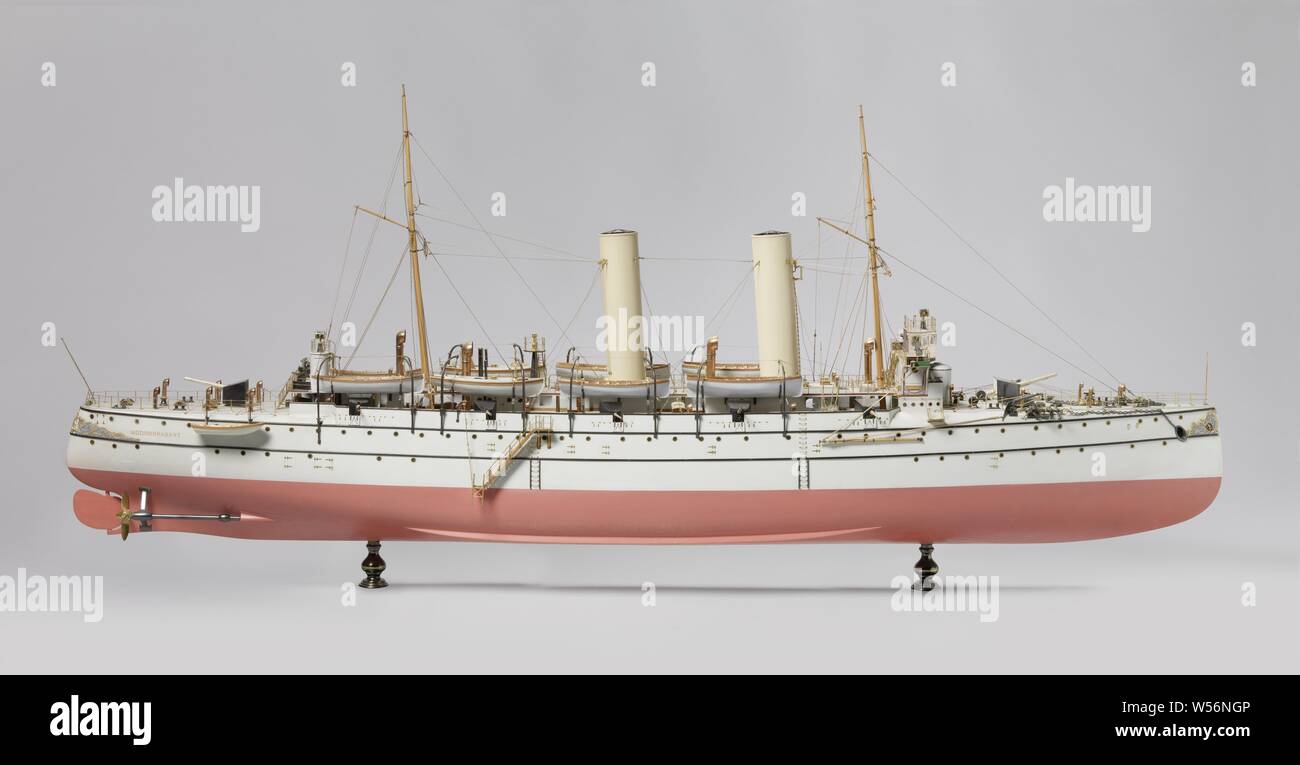 Cruiser ship model hi-res stock photography and images - Alamy