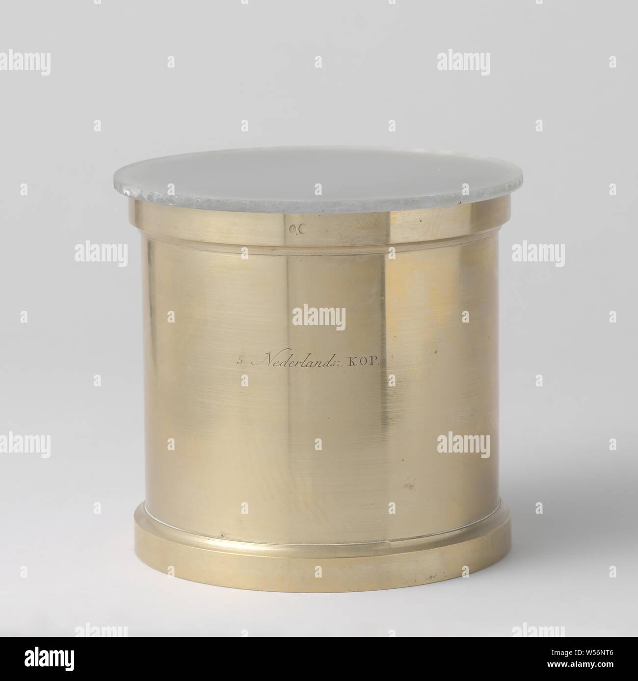 Standard volume measures 5 dutch cup hi-res stock photography and ...