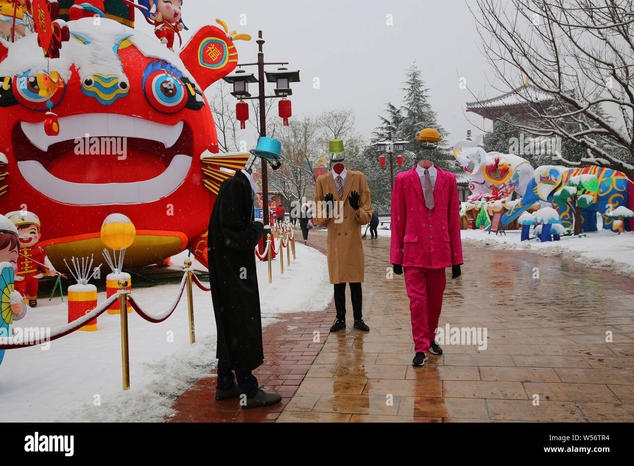"Headless men" are displayed in the Tang Paradise during a Spring ...