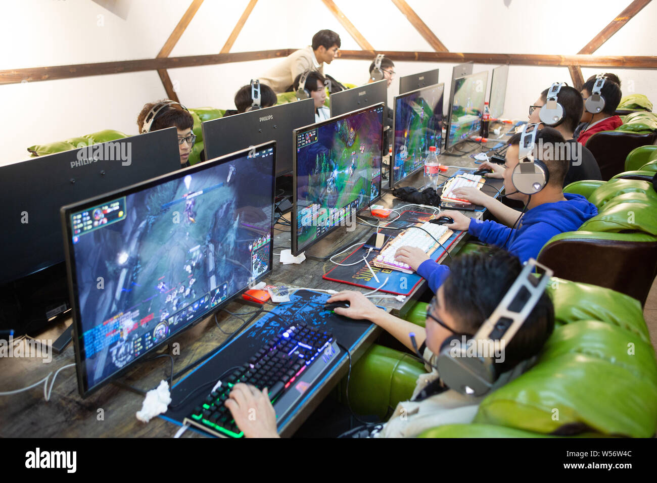 --FILE--Young people compete in the online game League of Legends (LOL ...