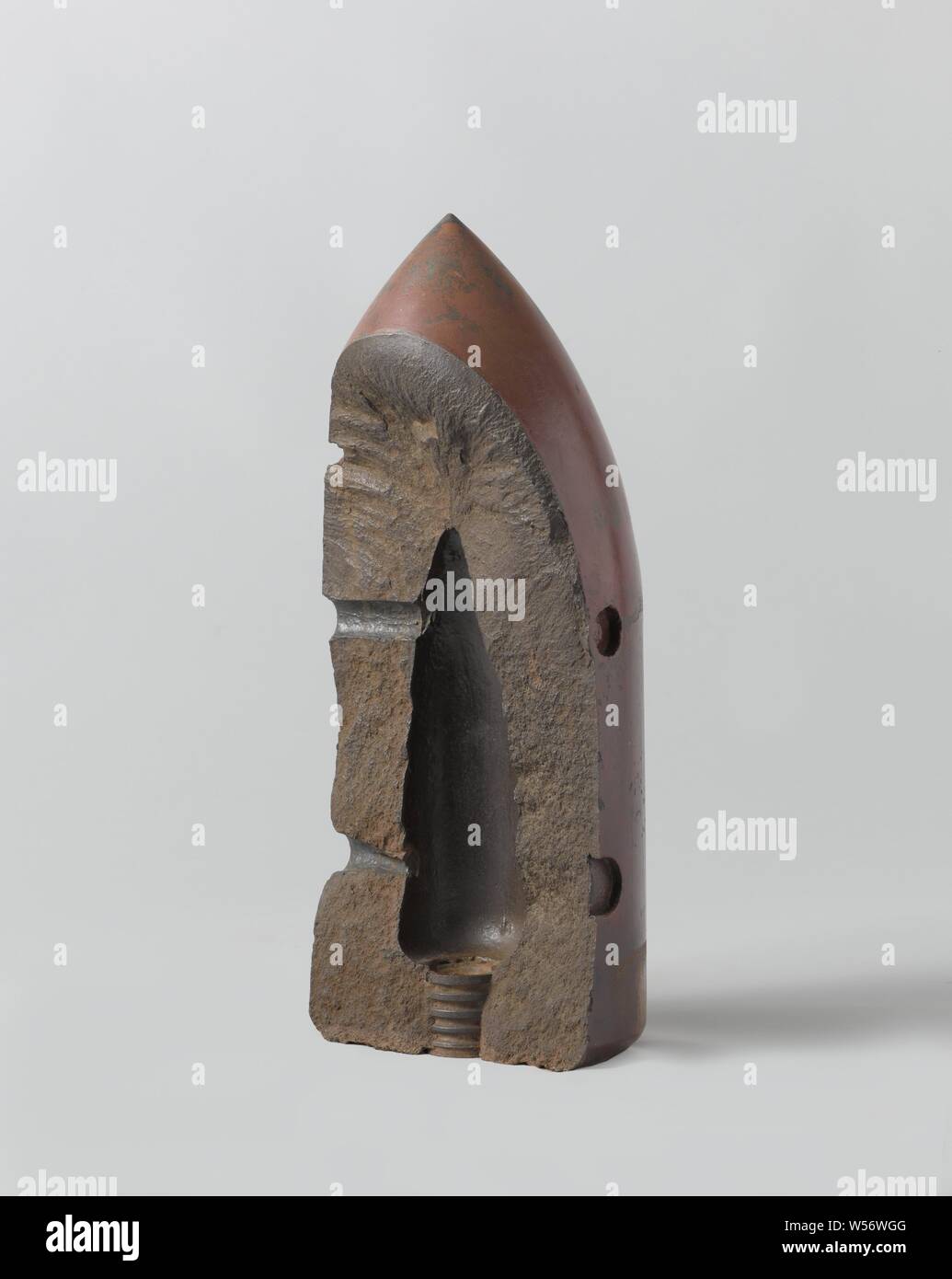 23 cm Palliser Shell in a Wooden Box, A semi-pointed 23 cm garnet ...