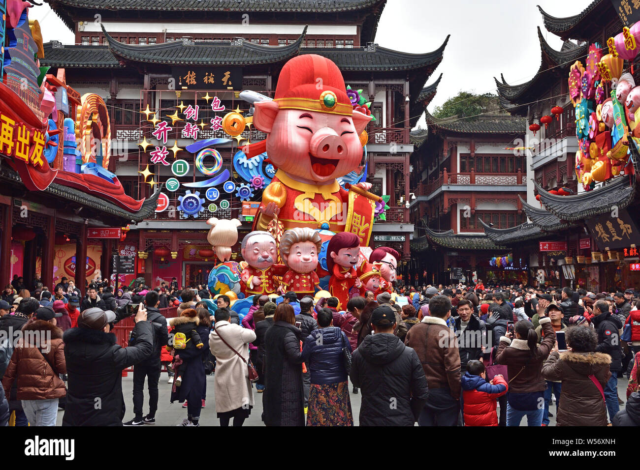 Tourists crowd the Yu Garden or Yuyuan Garden at the lantern fair ...