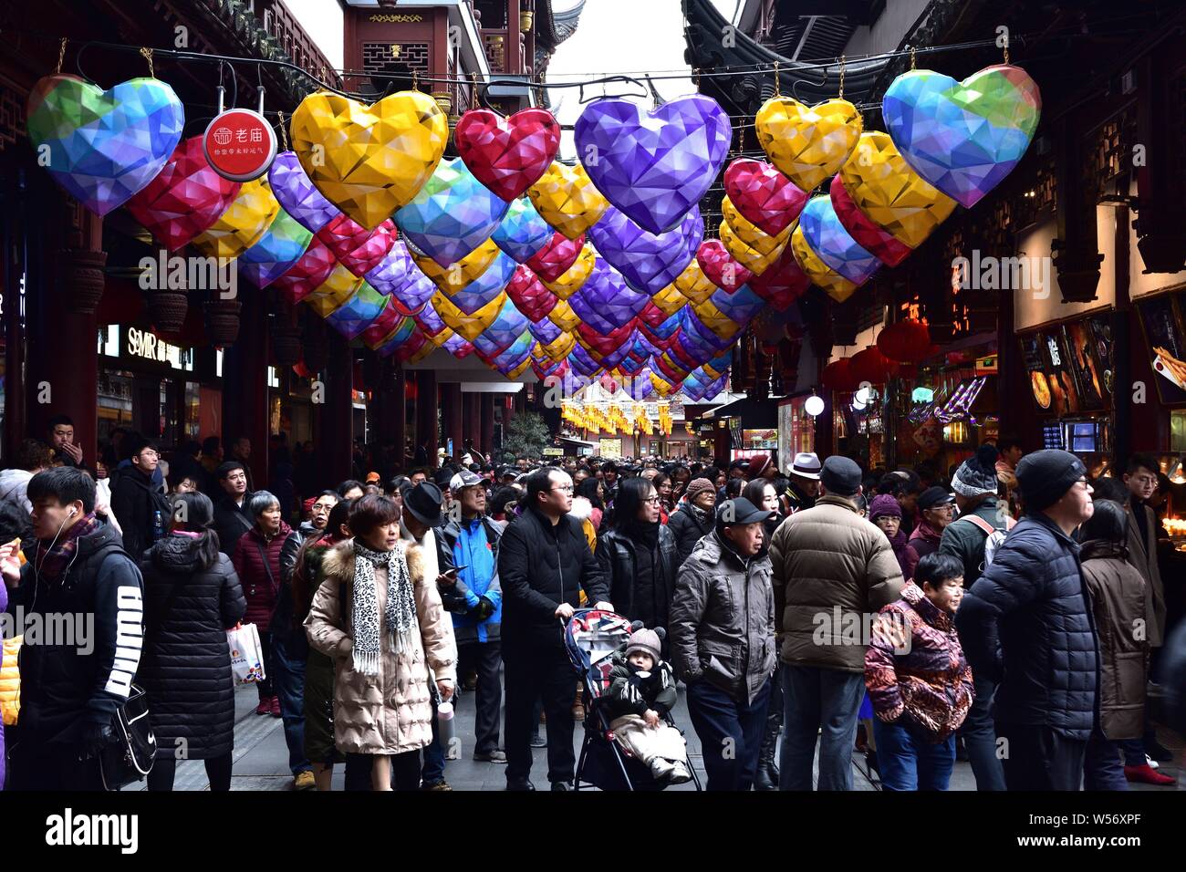 Tourists crowd the Yu Garden or Yuyuan Garden at the lantern fair ...