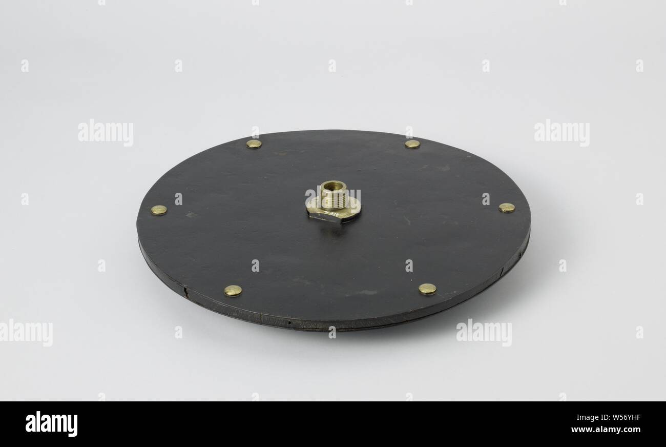 Round brass plate hi-res stock photography and images - Alamy