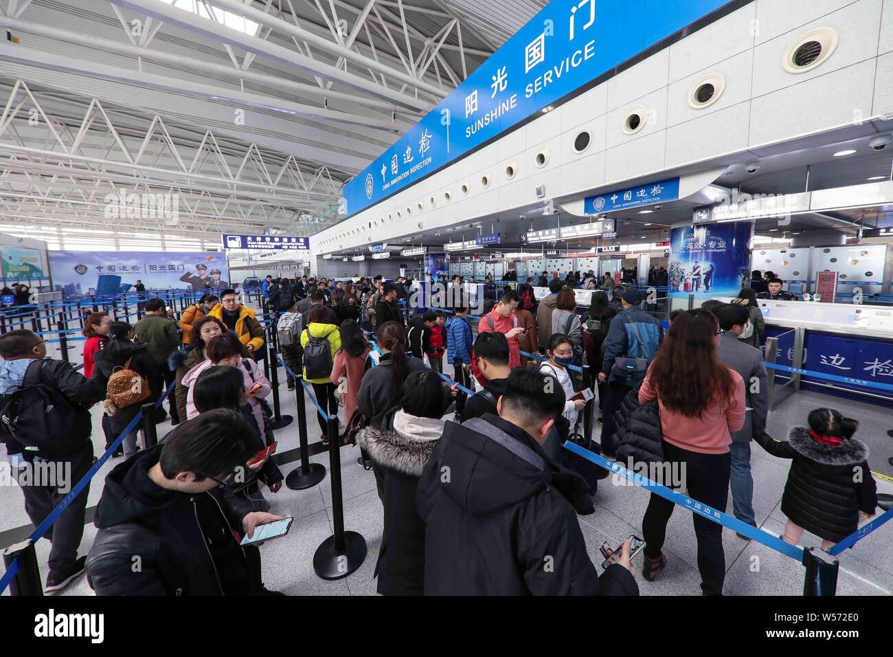 Chinese citizens who are to travel abroad during the Spring Festival ...